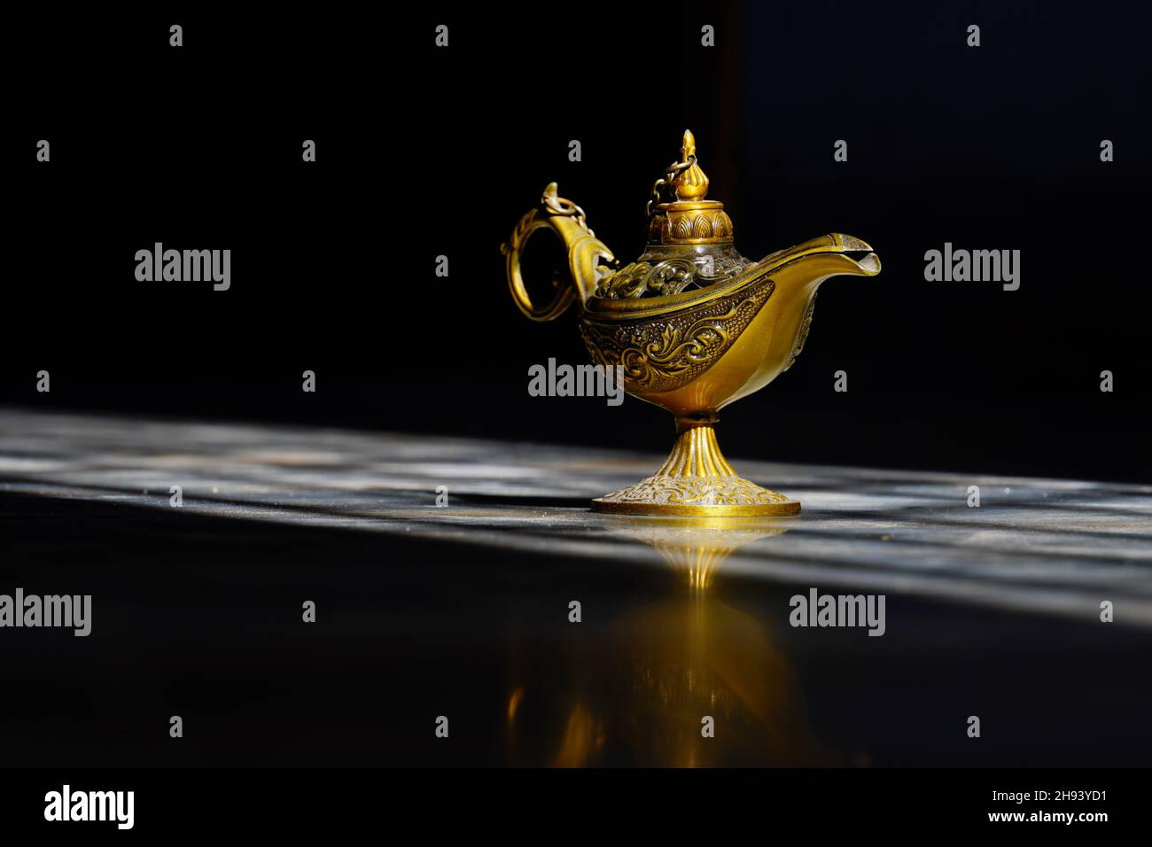 Arabian magic lamp hi-res stock photography and images - Alamy