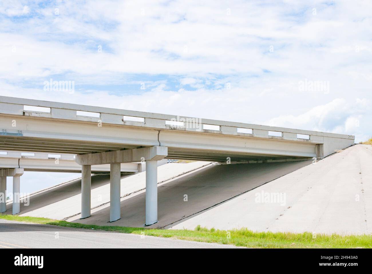 Bridge over freeway hi-res stock photography and images - Alamy