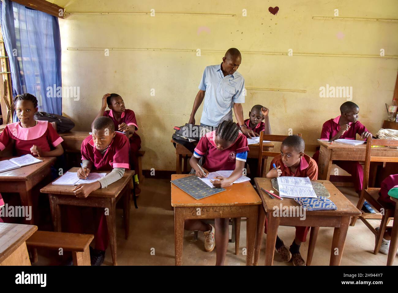 (211204) -- YAOUNDE, Dec. 4, 2021 (Xinhua) -- Deaf-mute students attend ...