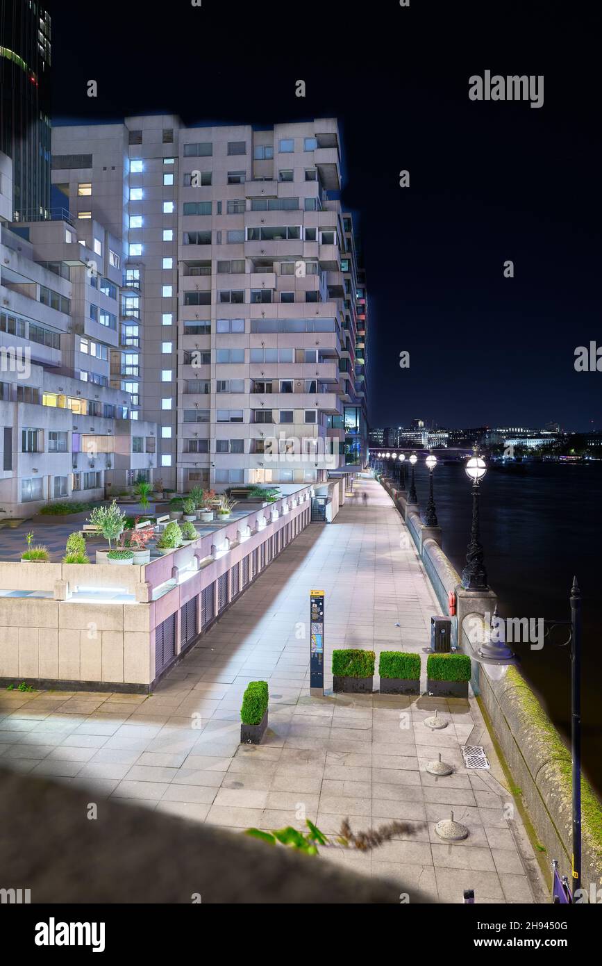 River Court flats on the south bank of the river Thames by Blackfriars ...