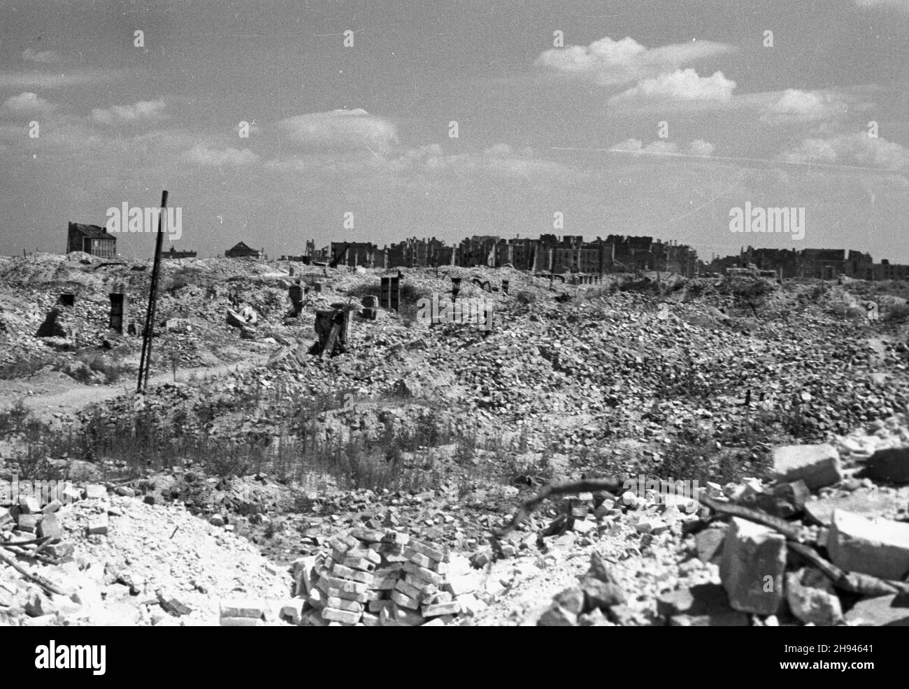 Warszawa, 1947-07. Zniszczenia wojenne stolicy. Nz. ruiny getta. po/ms ...