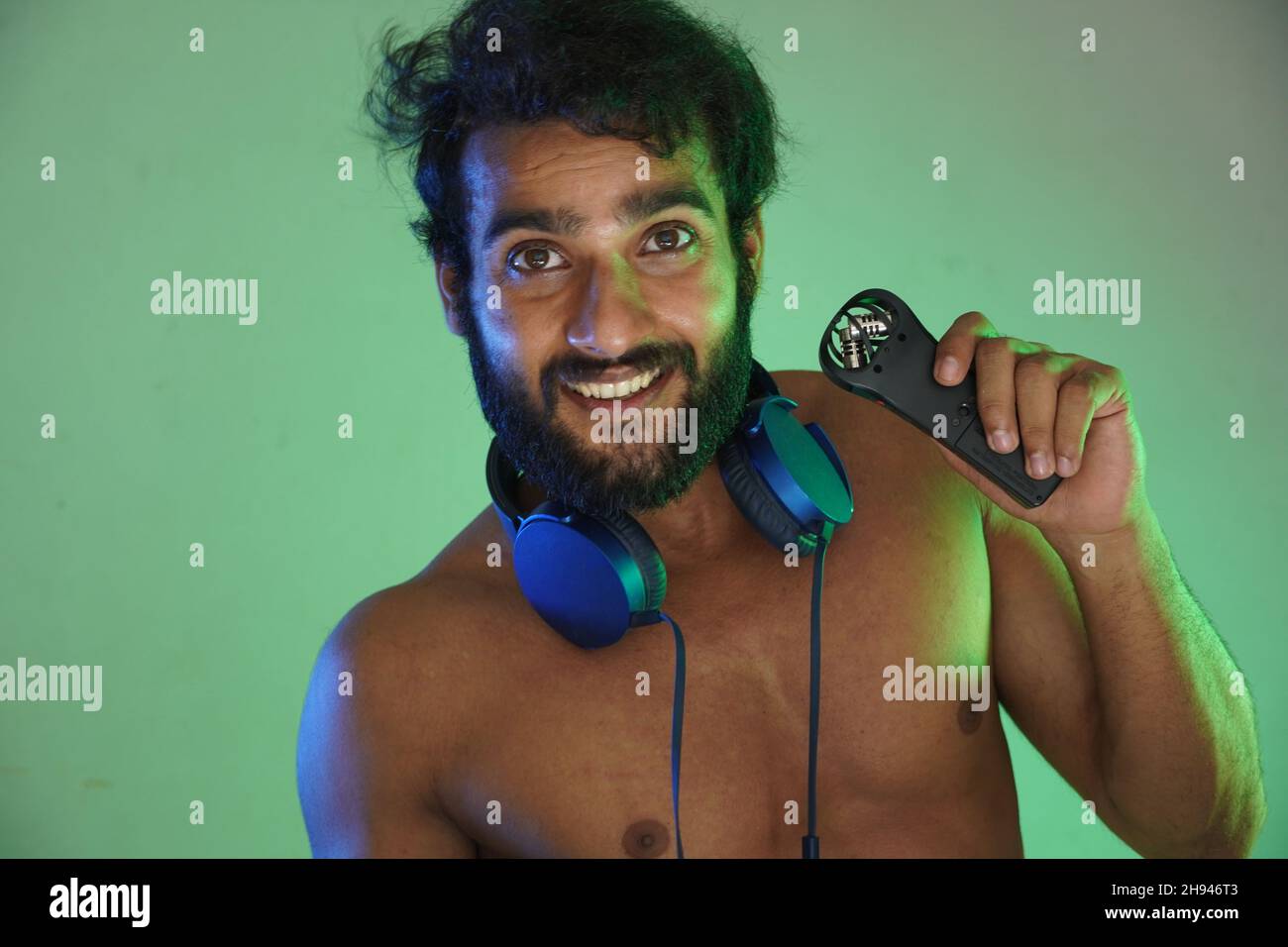 Man mic hi-res stock photography and images - Alamy
