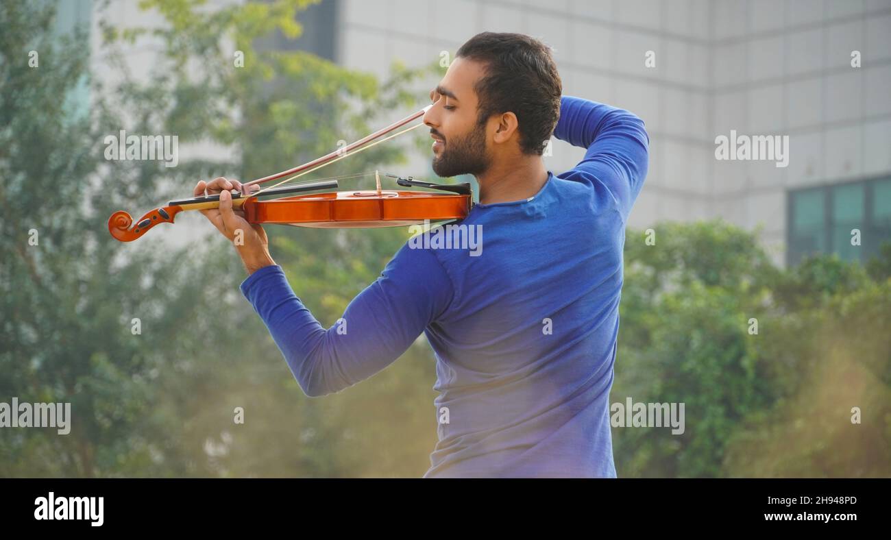 Classical violin player hi-res stock photography and images - Alamy