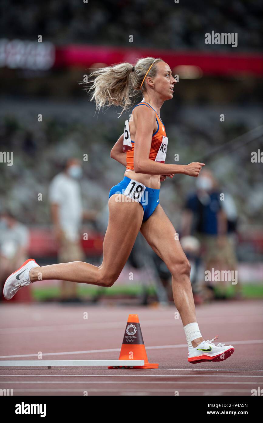 Susan Krumins competing in the 10,000 meters of the 2020 Tokyo Olympics ...