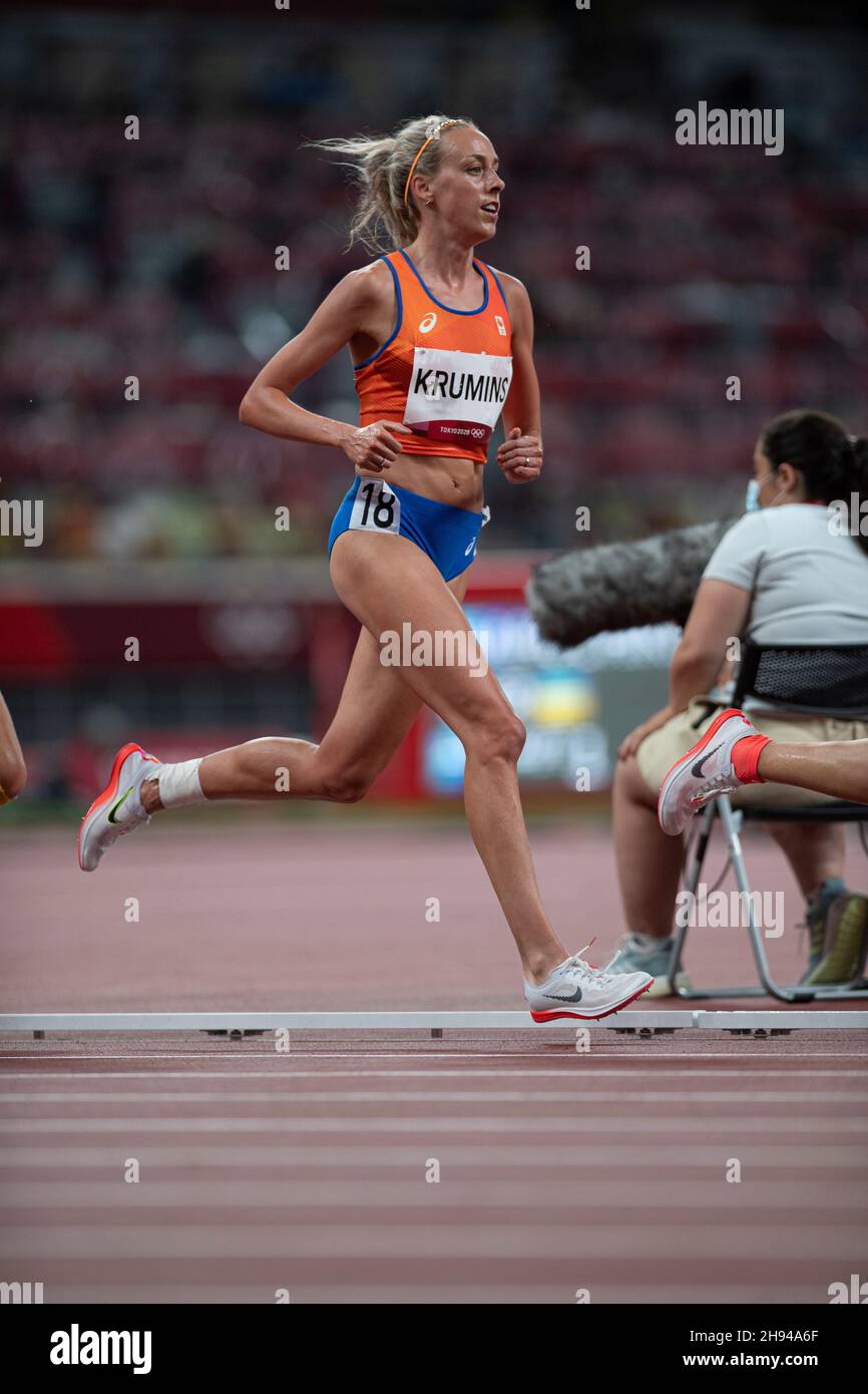 Susan Krumins competing in the 10,000 meters of the 2020 Tokyo Olympics ...