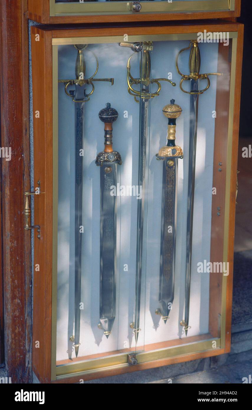 ESCAPARATE DE TIENDA-ARTESANIA POPULAR TOLEDANA-ESPADAS TOLEDANAS ...