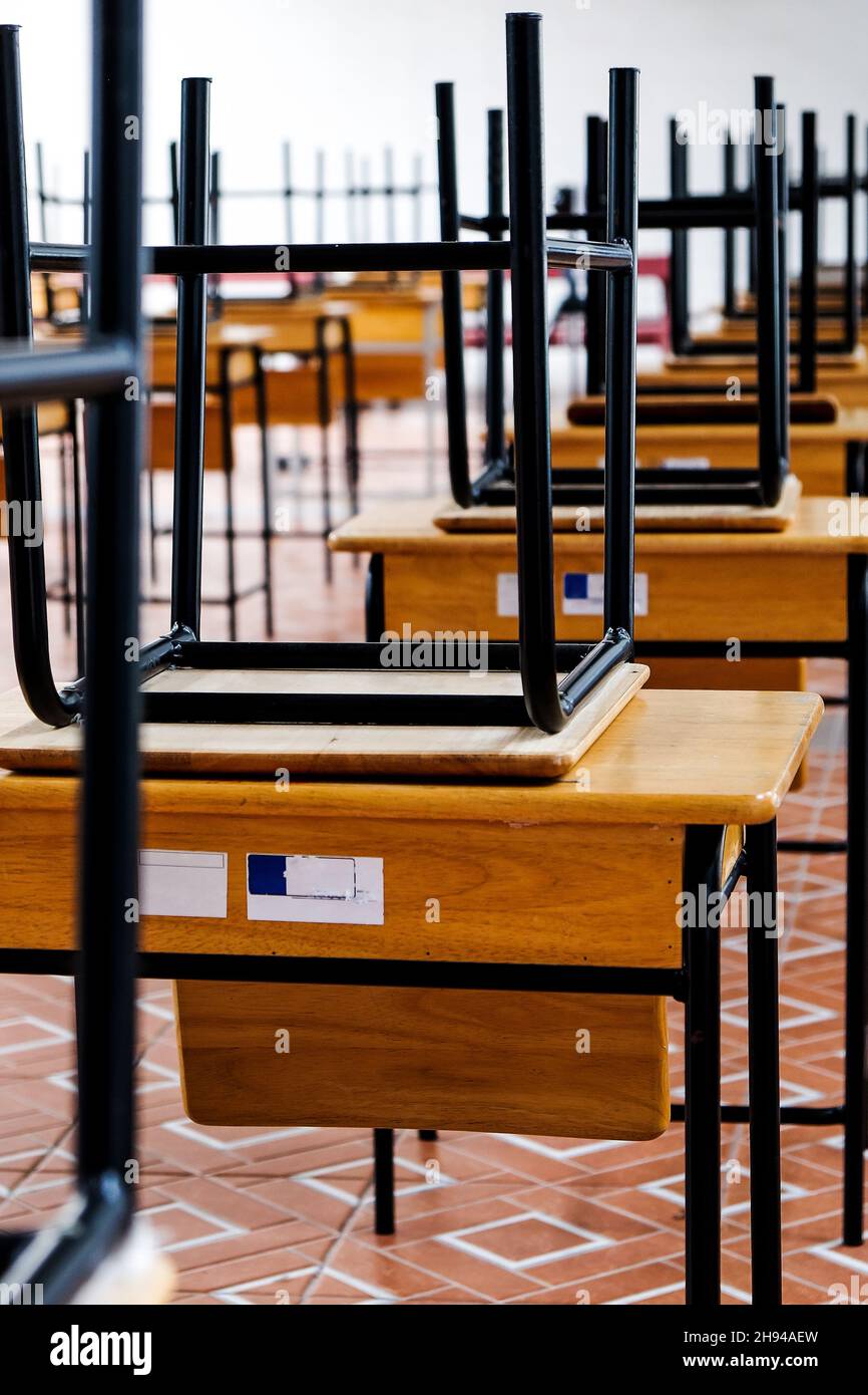 Desk and chairs in classroom at school Stock Photo - Alamy