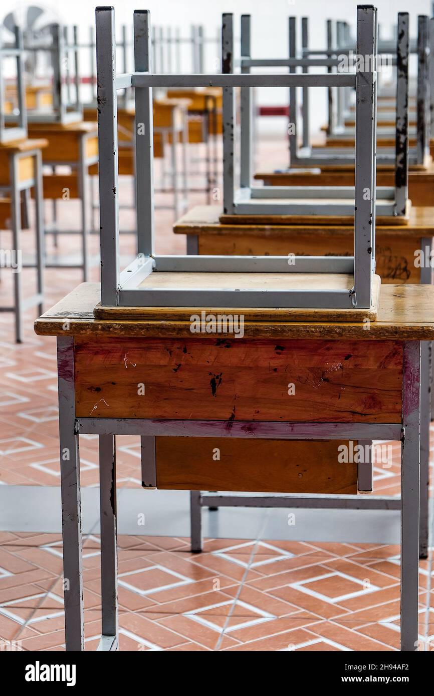 Desk and chairs in classroom at school Stock Photo - Alamy
