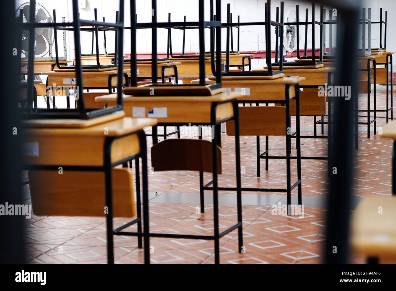 Desk and chairs in classroom at school Stock Photo - Alamy