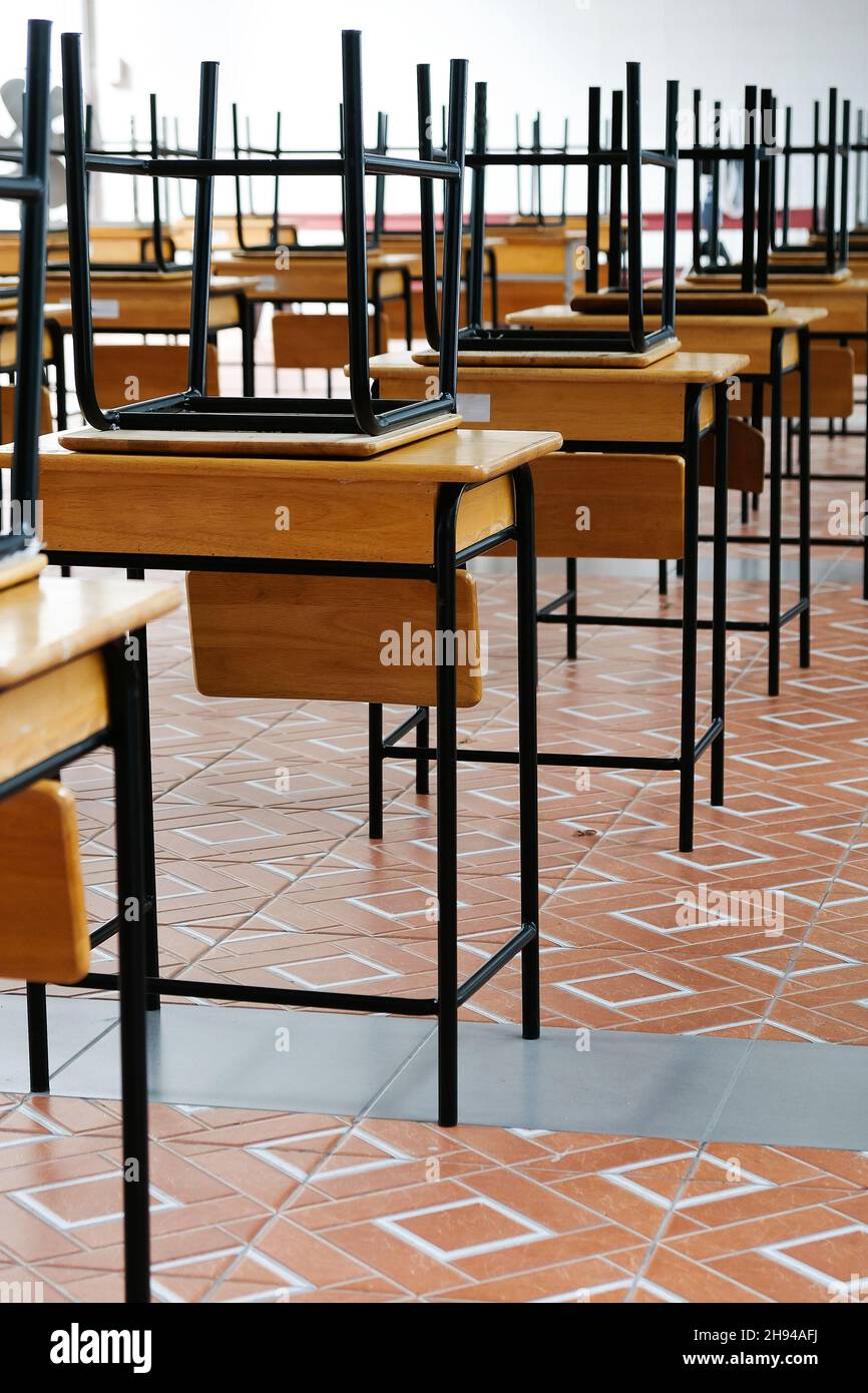 Desk and chairs in classroom at school Stock Photo - Alamy