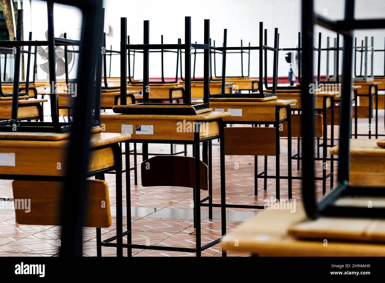 Desk and chairs in classroom at school Stock Photo - Alamy
