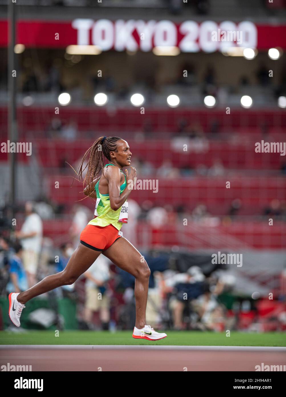 Tsehay Gemechu competing in the 10,000 meters of the 2020 Tokyo ...