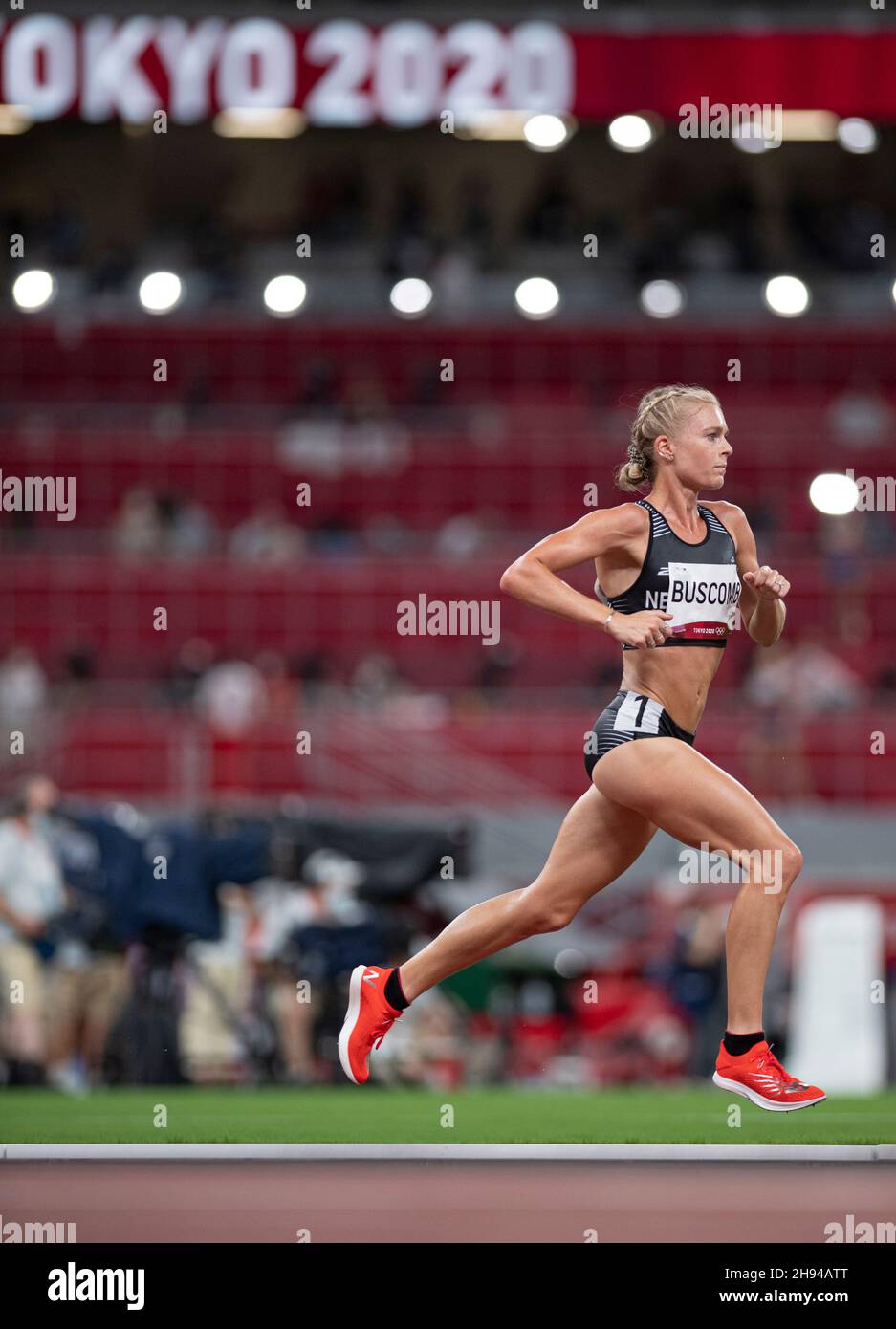 Camille Buscomb competing in the 10,000 meters of the 2020 Tokyo ...