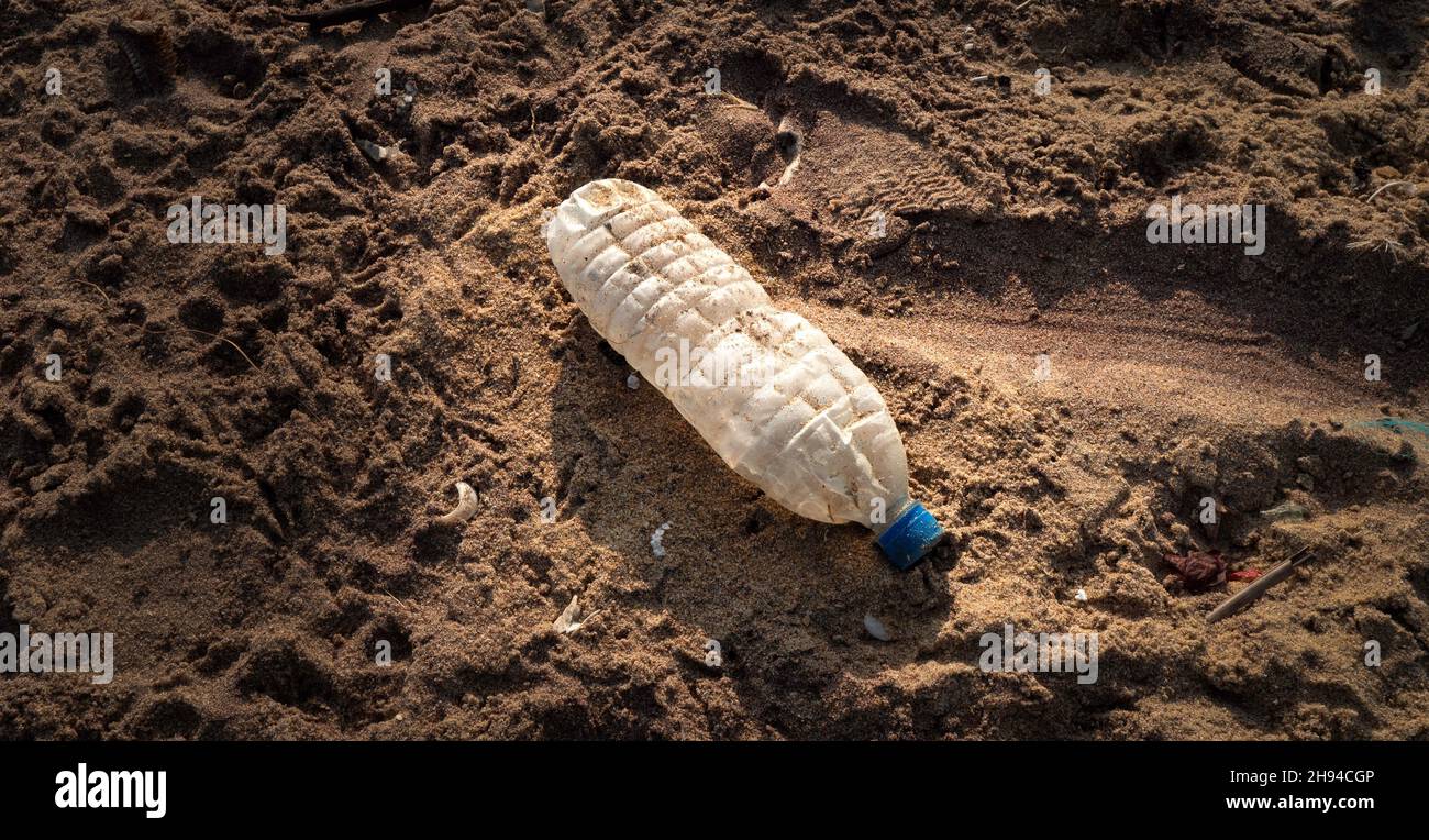 Sri lanka beach garbage hi-res stock photography and images - Alamy