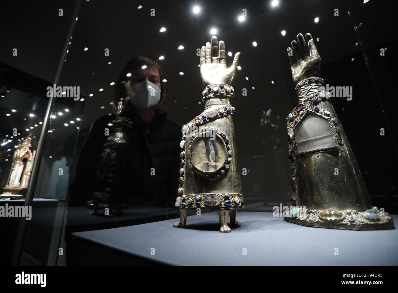 Halberstadt, Germany. 04th Dec, 2021. A relic with the mummified finger ...