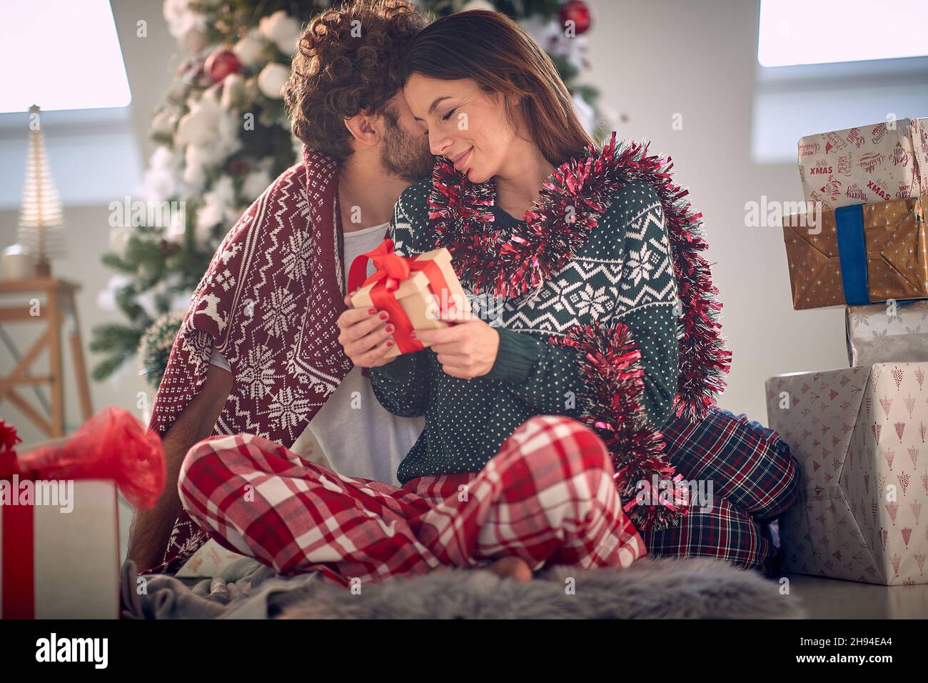 Family around christmas tree hi-res stock photography and images - Alamy