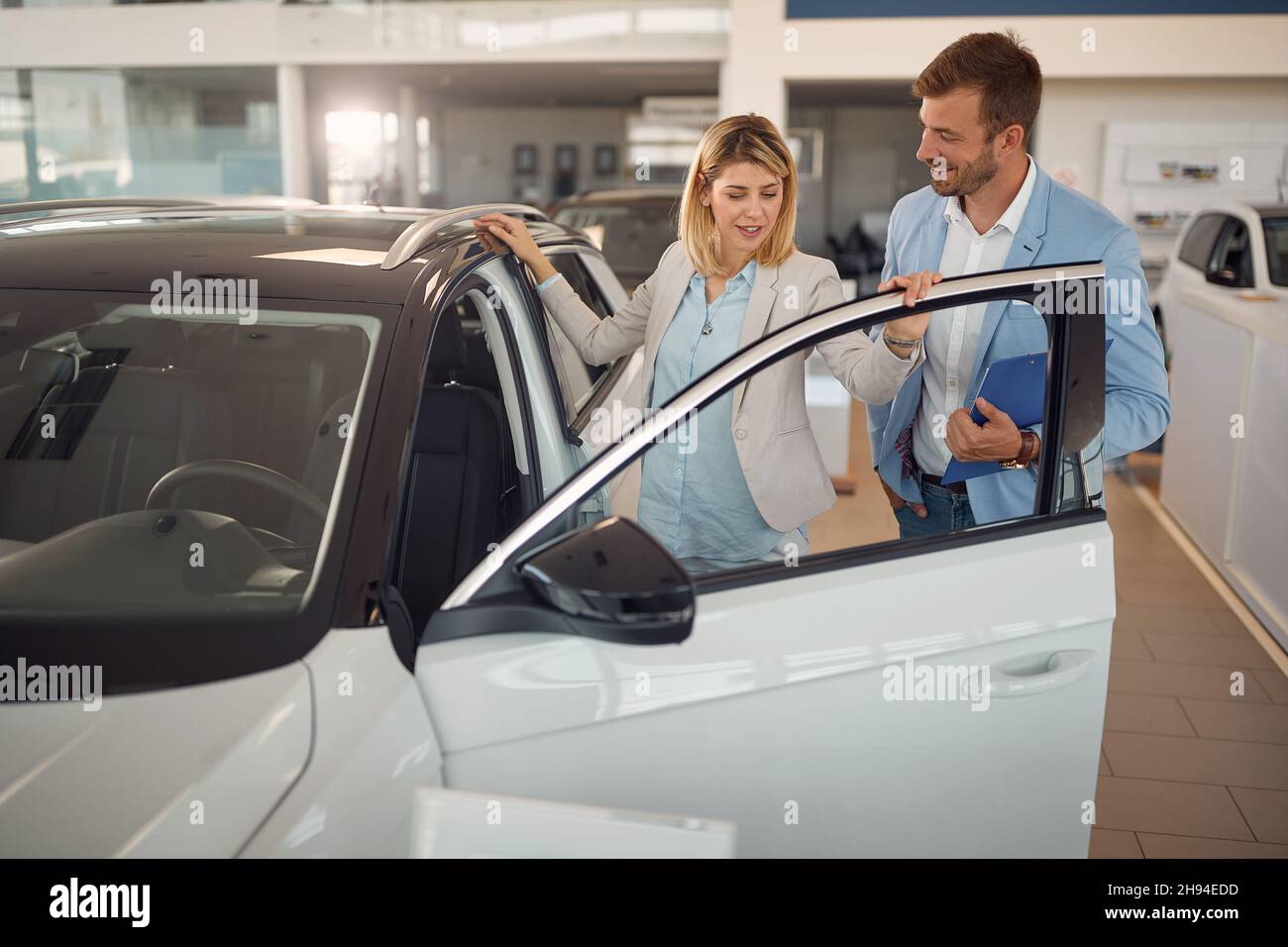 Buying a new vehicle hi-res stock photography and images - Alamy