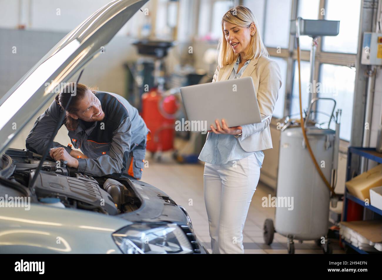 Professional mechanic hi-res stock photography and images - Alamy