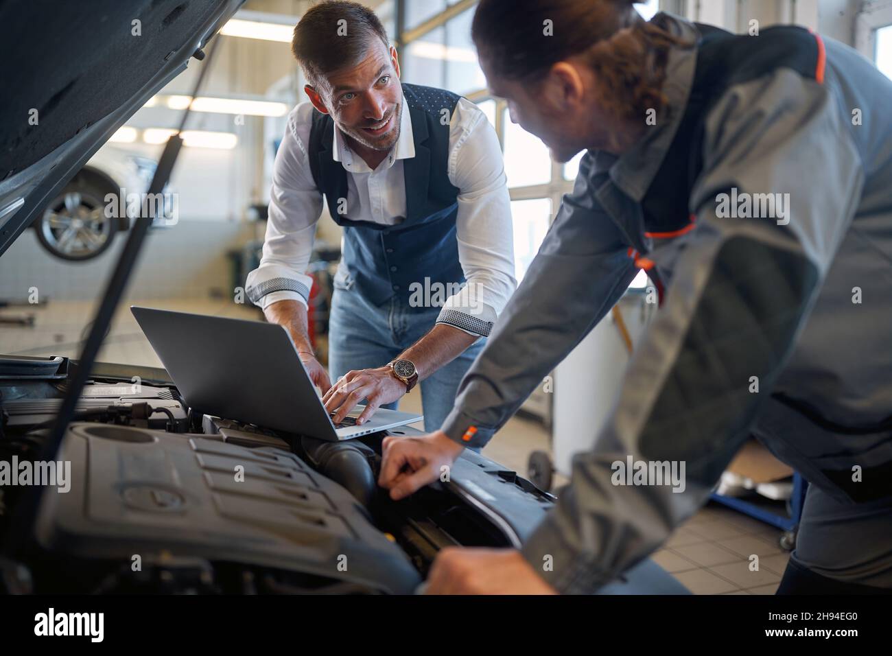 mechanics check the diagnostics on the car at work Stock Photo - Alamy