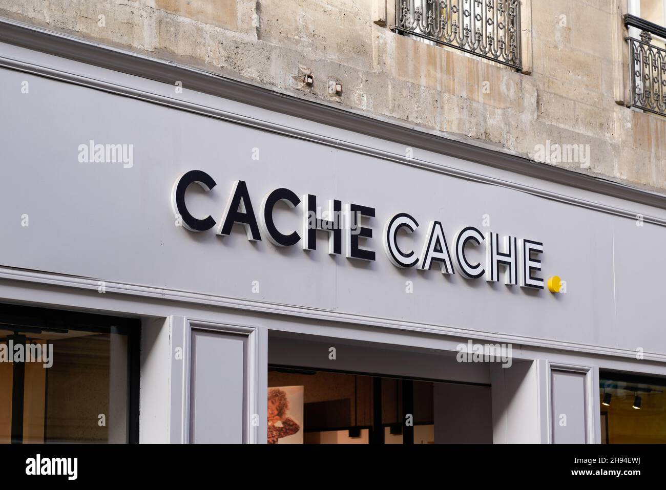Bordeaux , Aquitaine France - 10 25 2021 : cache cache shop sign logo ...