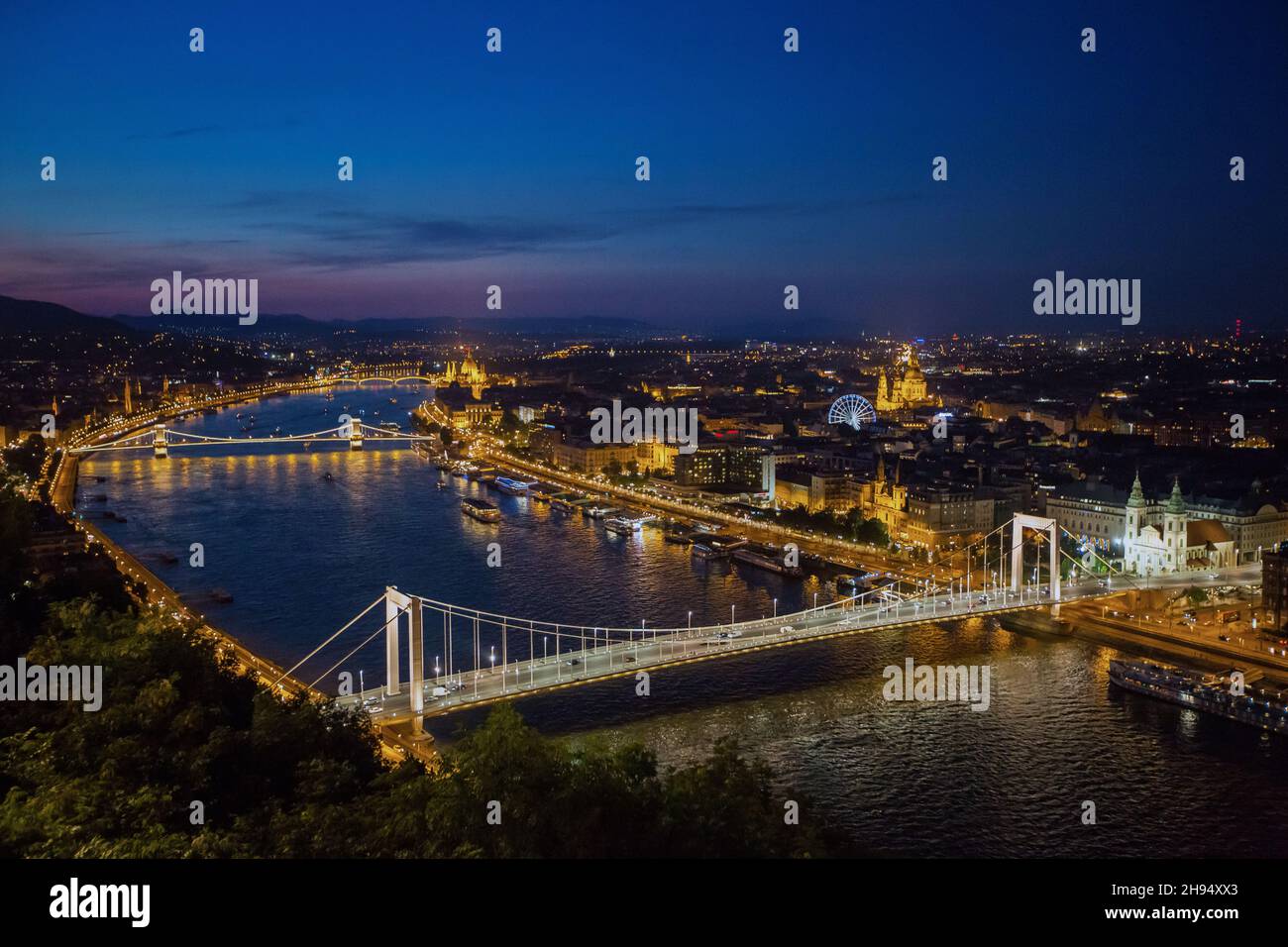 Beautiful shot of cityscape of Budapest with buildings and a bridge ...