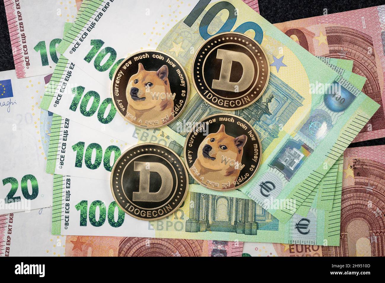 Dogecoin physical coin laying on top of 100 Euro bills Stock Photo - Alamy