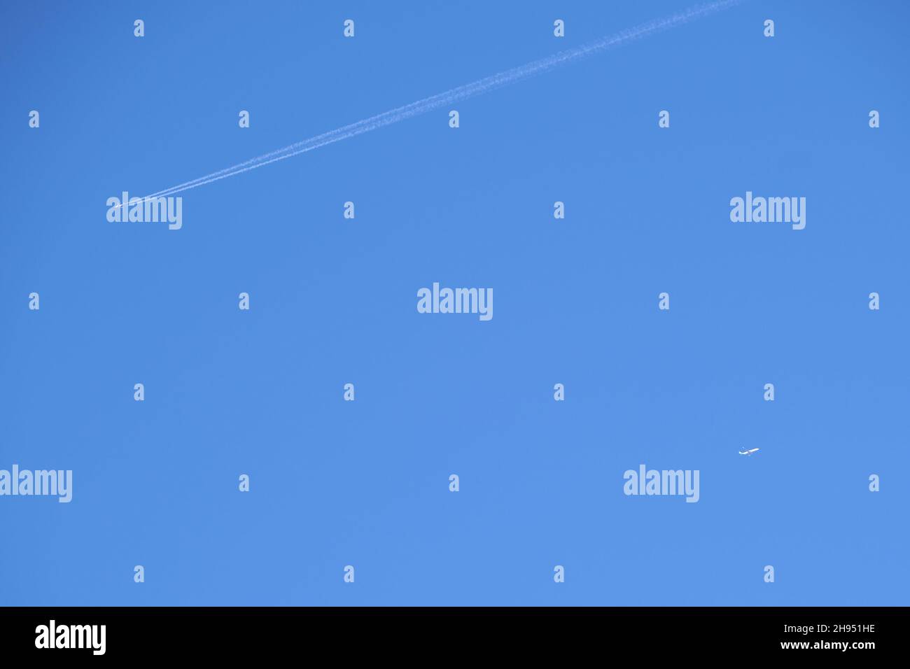 Airplane trails distant hi-res stock photography and images - Alamy