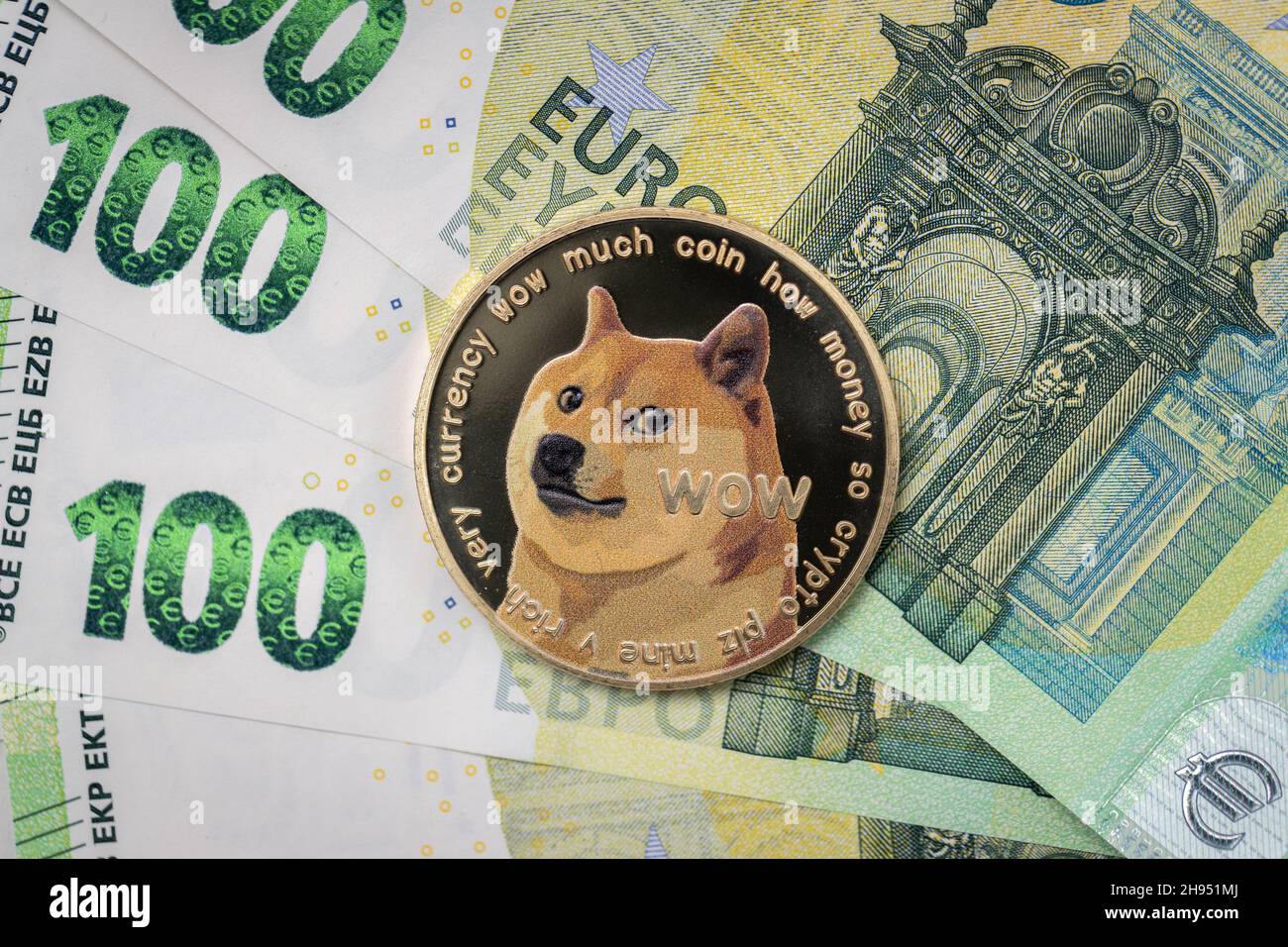 Dogecoin physical coin laying on top of 100 Euro bills Stock Photo - Alamy