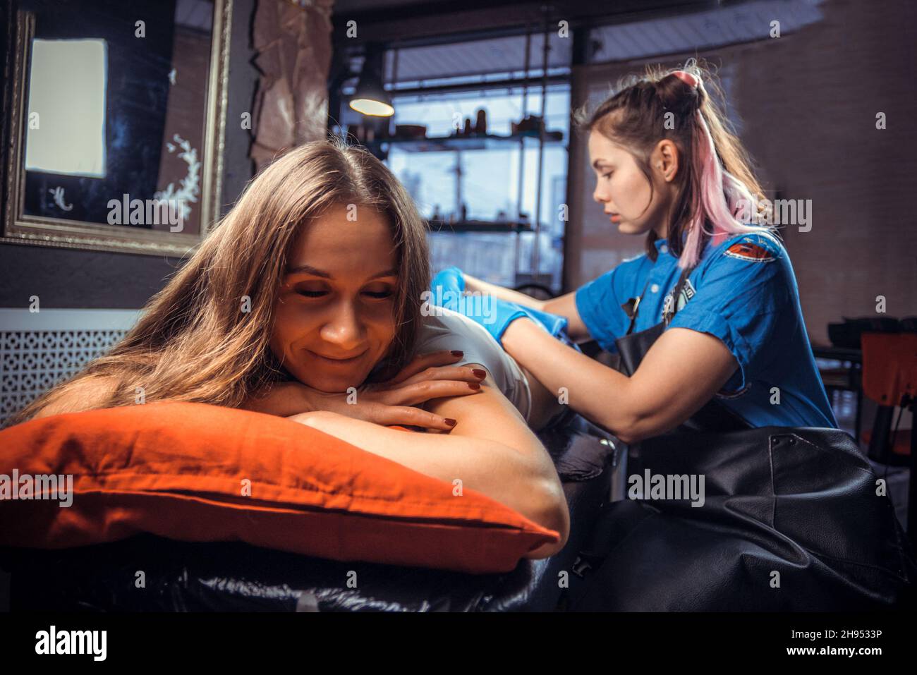 Master of the art of tattooing showing process of making a tattoo Stock ...