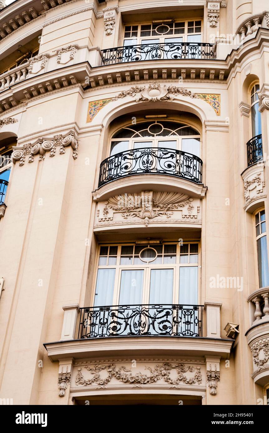 Elegant curved facade hi-res stock photography and images - Alamy