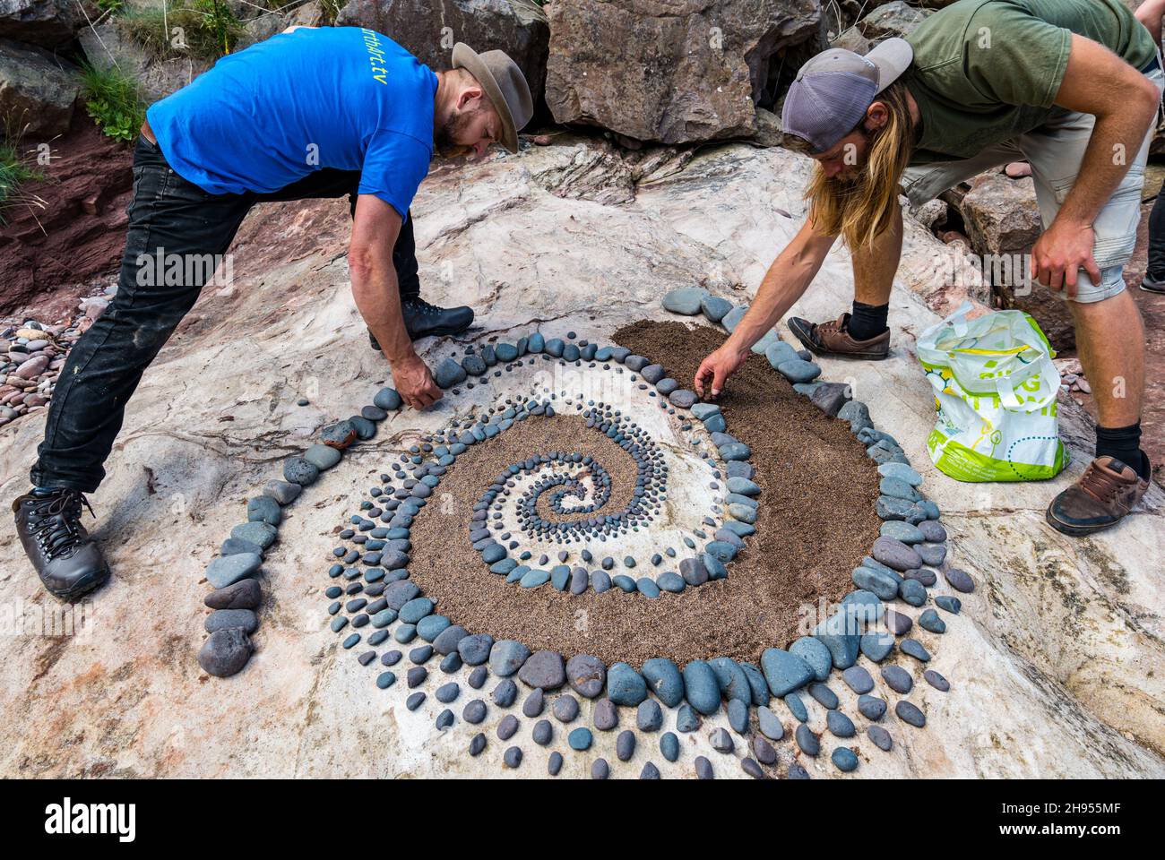 Land artists Mark Haden Ford & Jon Foreman create stone land art ...