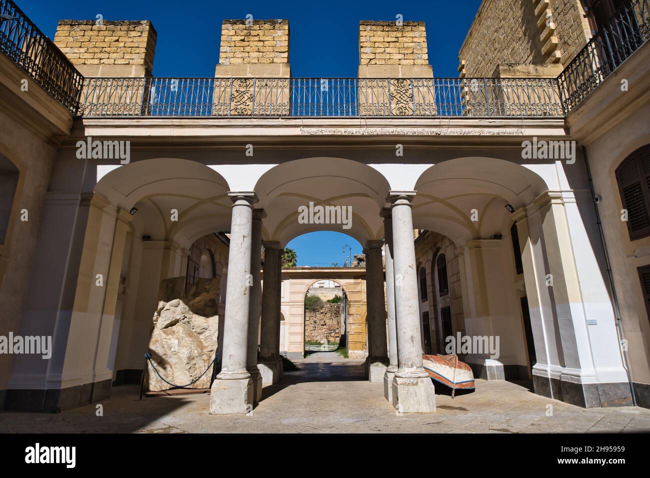 View of the courtyard of Palazzo Riso in Palermo Stock Photo - Alamy