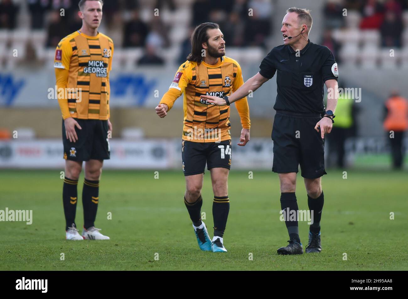 Cambridge, UK. 04th Dec, 2021. Wes Hoolahan (14 Cambridge United) talks ...