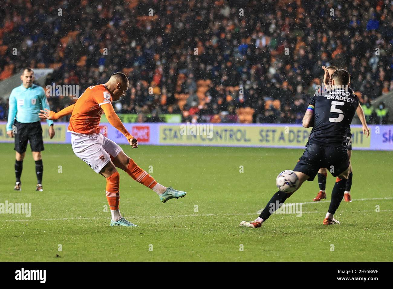 Jerry Yates #9 of Blackpool shoots on goal Stock Photo - Alamy