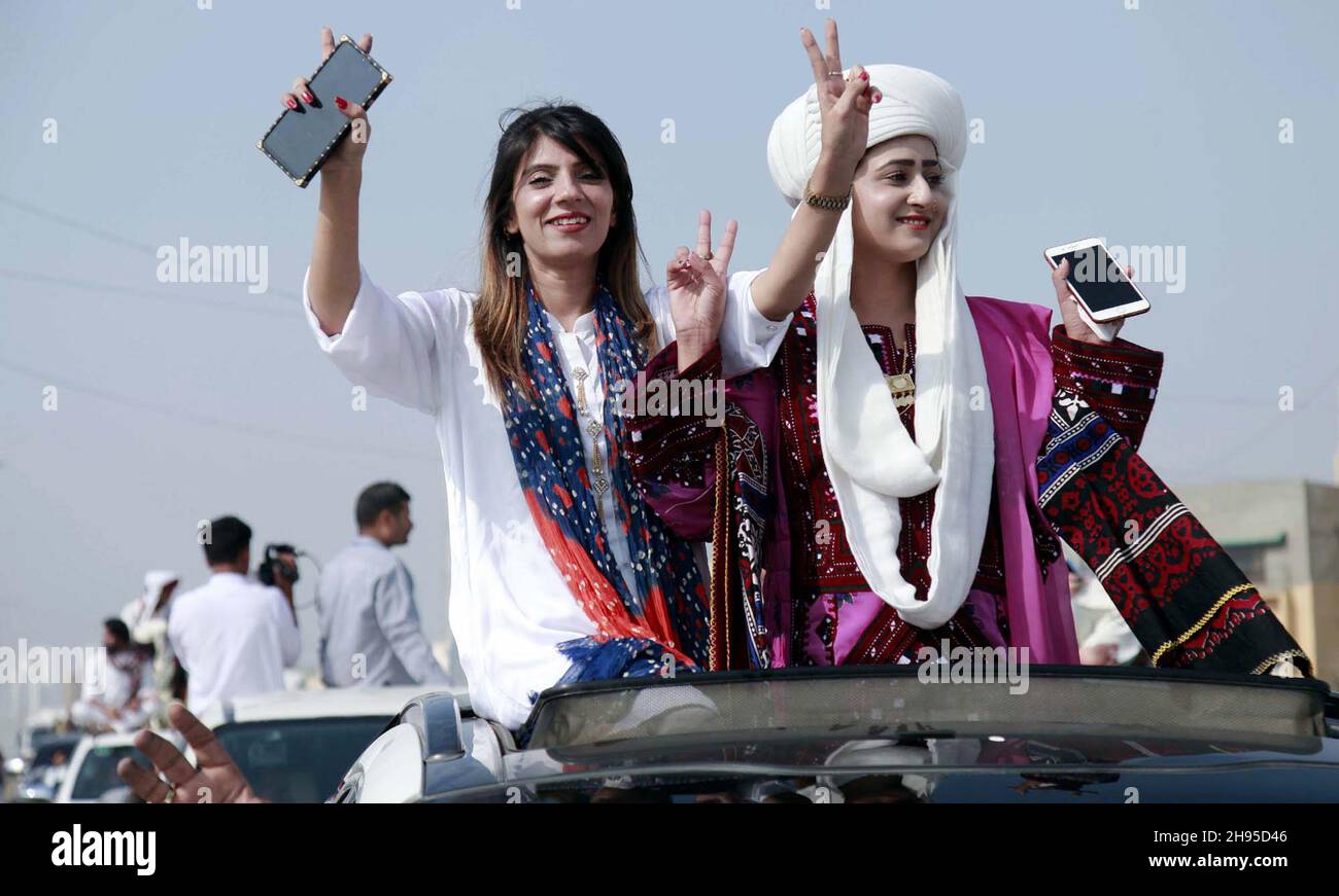 People are wearing Sindh traditional dresses as they holding ...
