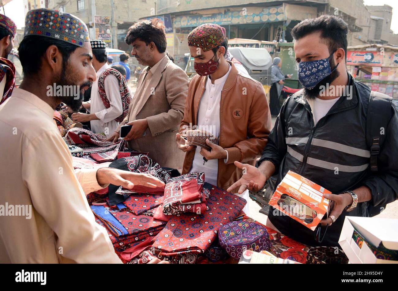 People purchase Sindh Topi and Ajrak (Sindh traditional dresses) to ...