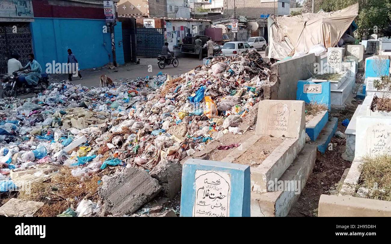 View of huge heap of garbage creating problems for commuters, residents ...