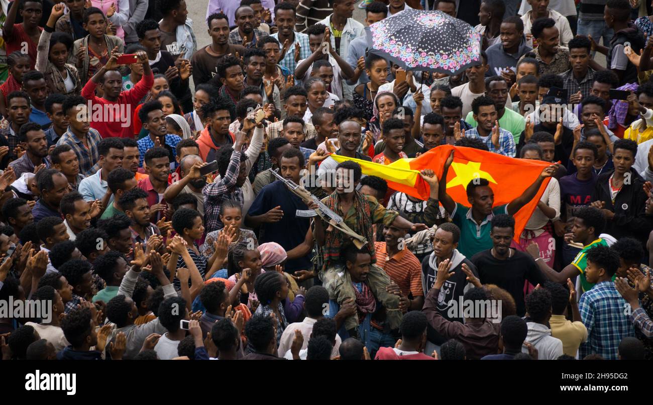 TPLF Soldier being carried by an ecstatic crowd celebrating the ...
