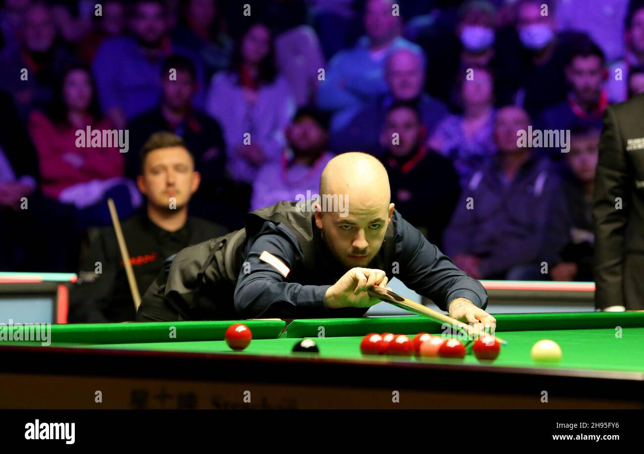 Snooker action watching hi-res stock photography and images - Alamy