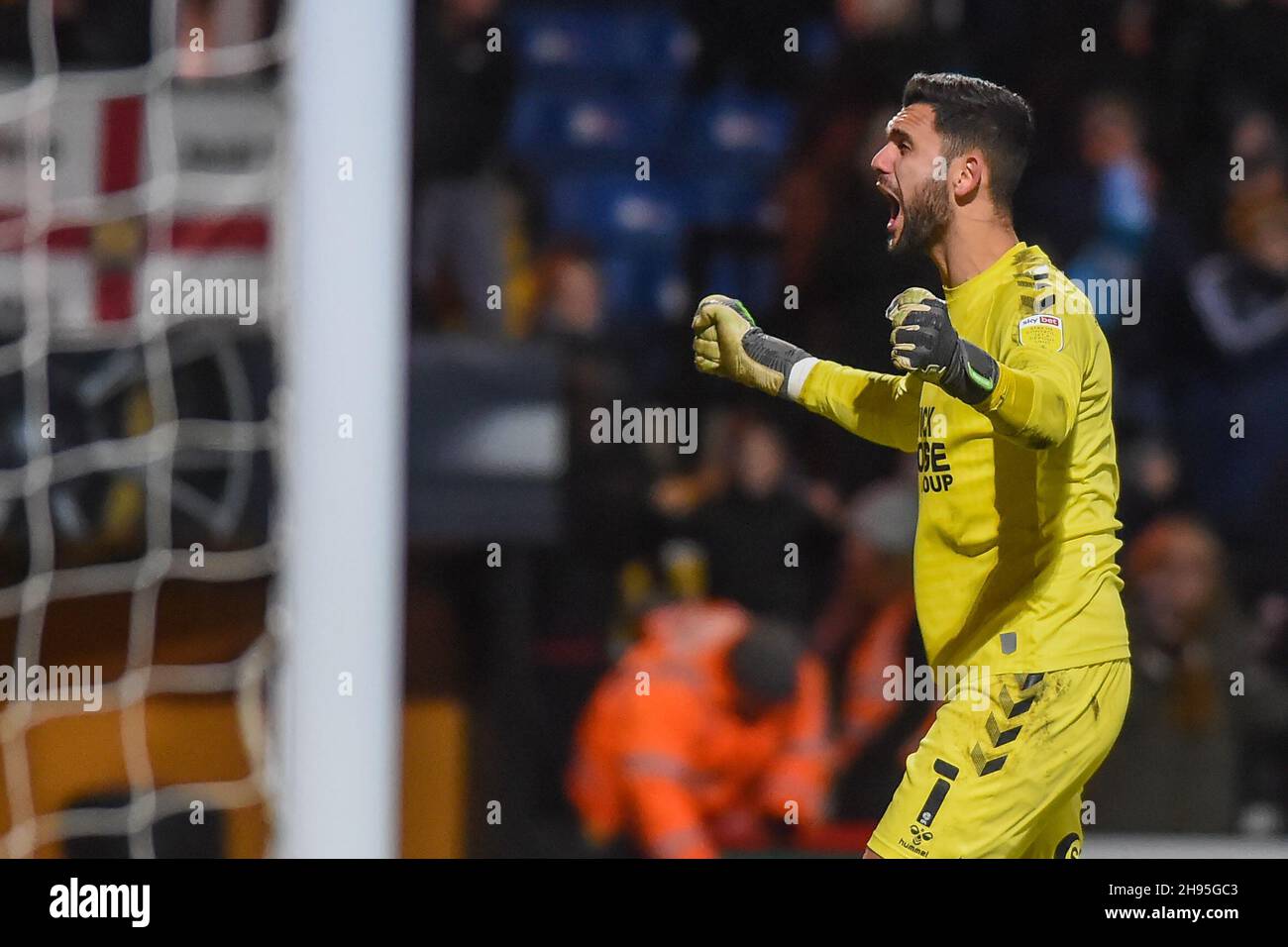 Cambridge, UK. 04th Dec, 2021. Goalkeeper dimitar mitov (1 cambridge ...