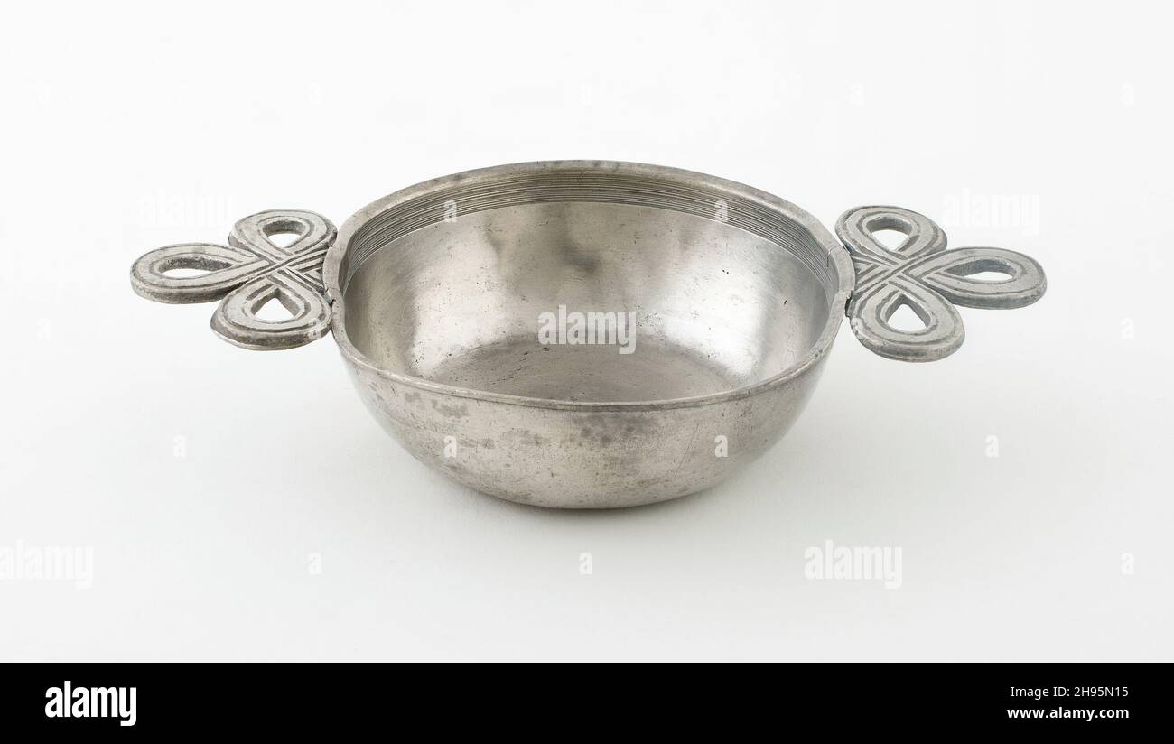 Double handled porringer hi-res stock photography and images - Alamy