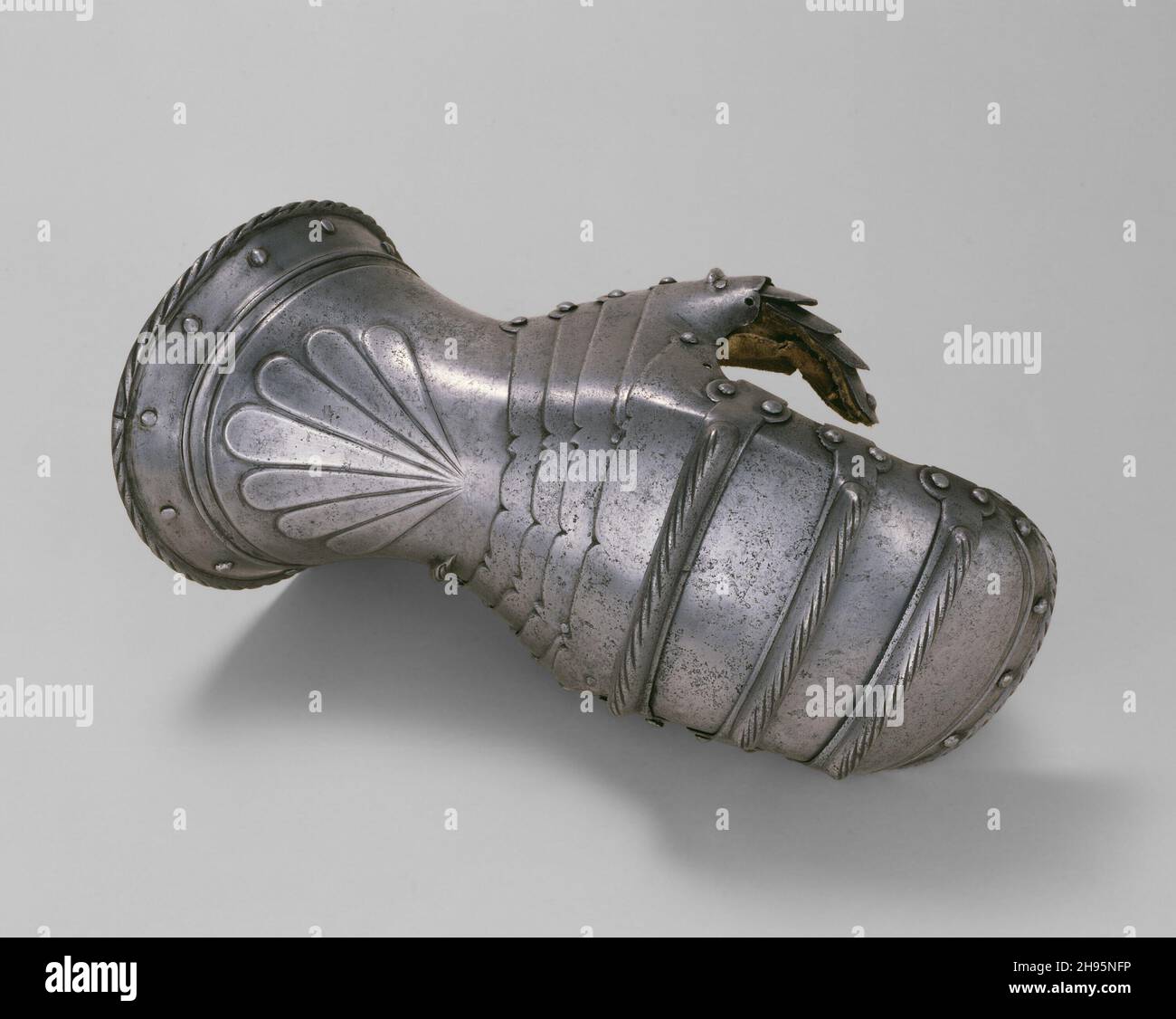 Suit armour gauntlet hand hi-res stock photography and images - Alamy