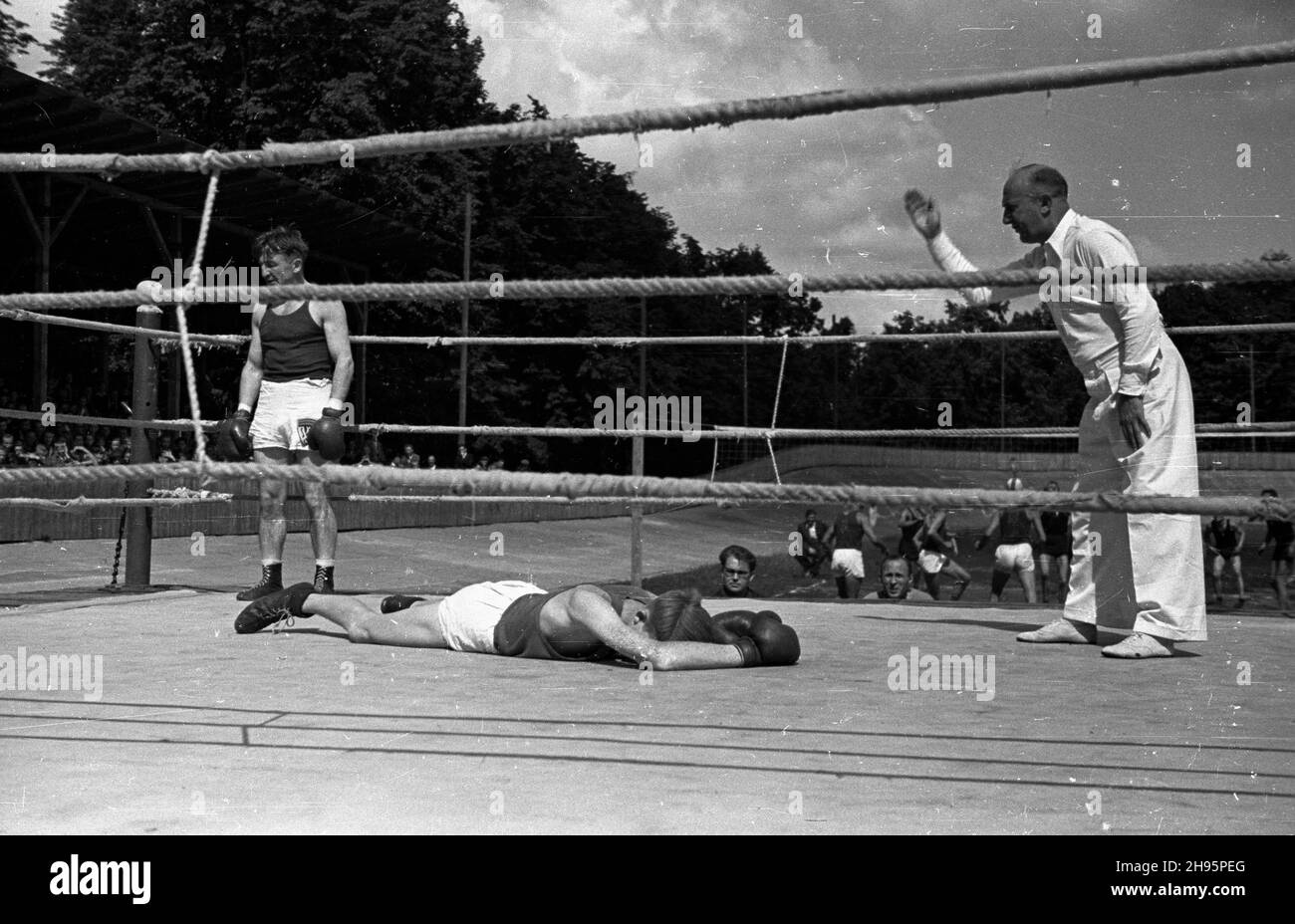 Boxing ko Black and White Stock Photos & Images - Alamy