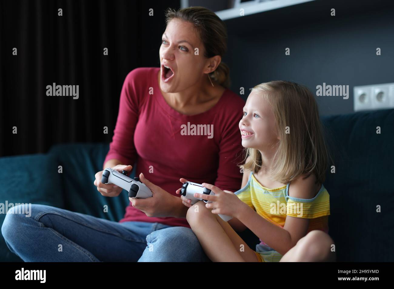 Mom gaming hi-res stock photography and images - Alamy