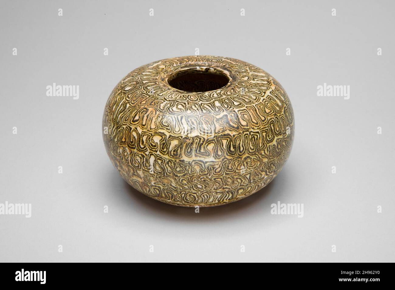 Spherical pottery pot hi-res stock photography and images - Alamy