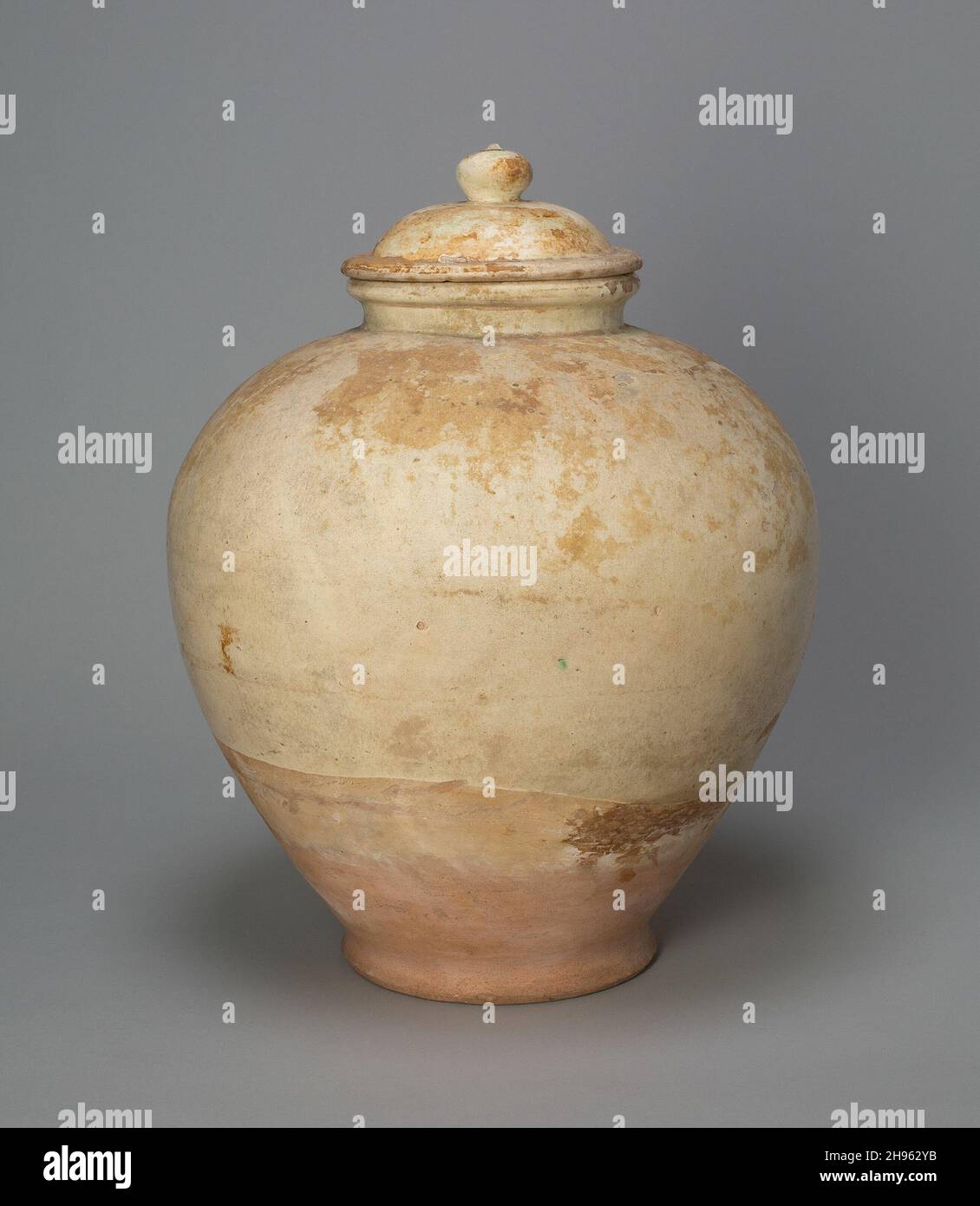 Covered Jar, Tang dynasty (618-906), early 8th century Stock Photo - Alamy