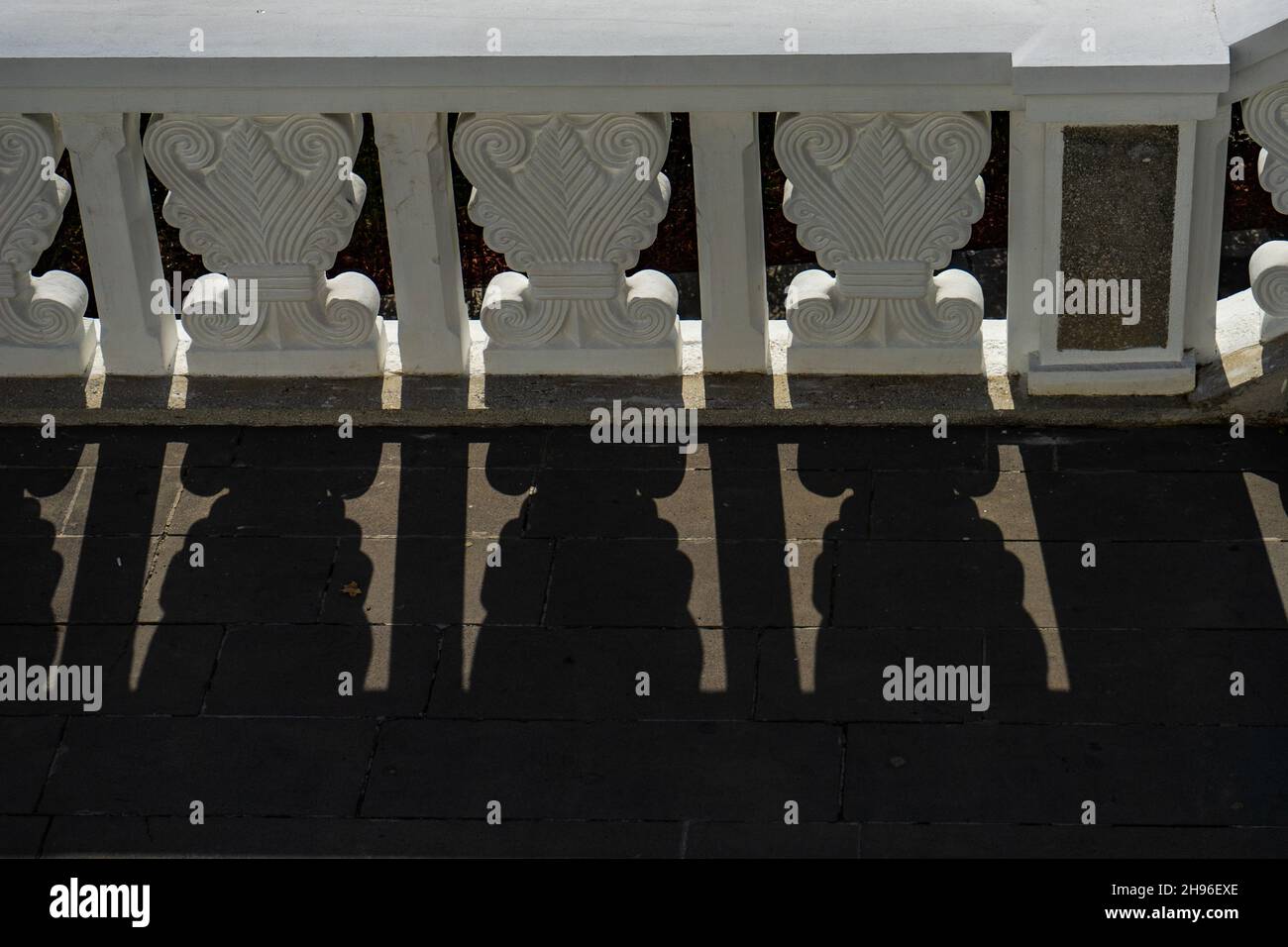 Outdoor stone fence in Vake Park in Tbilisi, Georgia Stock Photo - Alamy