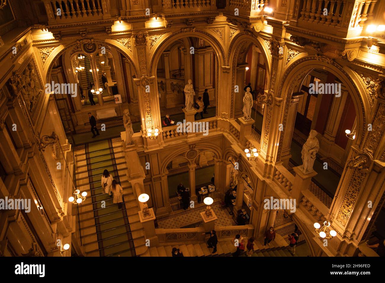 Vienna state opera house balcony hi-res stock photography and images ...
