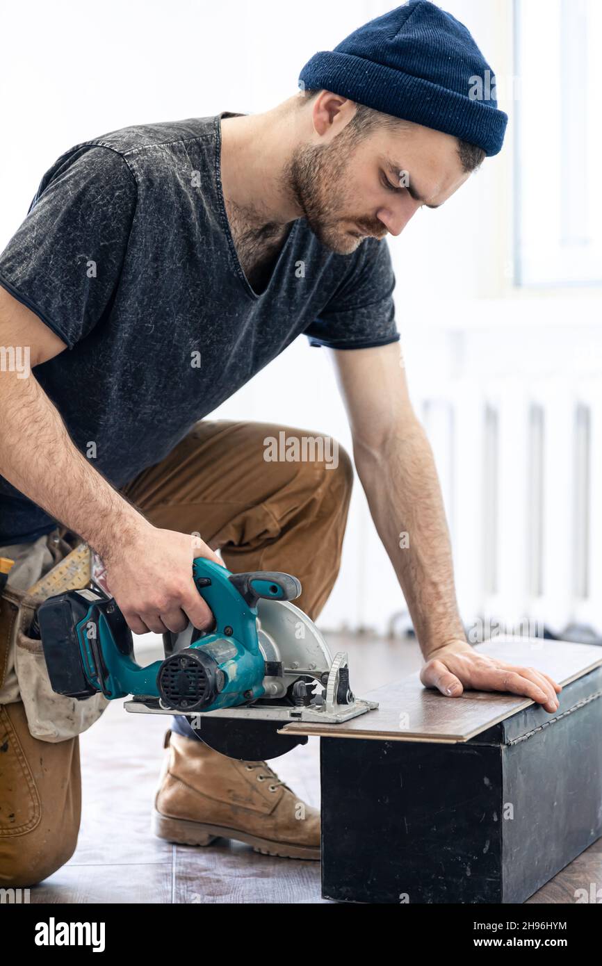 Circular Saw, carpenter using a circular saw for wood Stock Photo - Alamy
