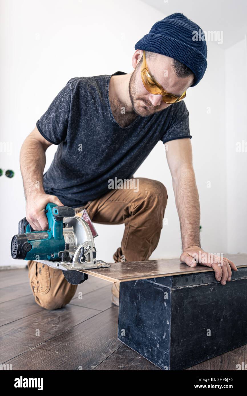 Circular Saw, carpenter using a circular saw for wood Stock Photo - Alamy